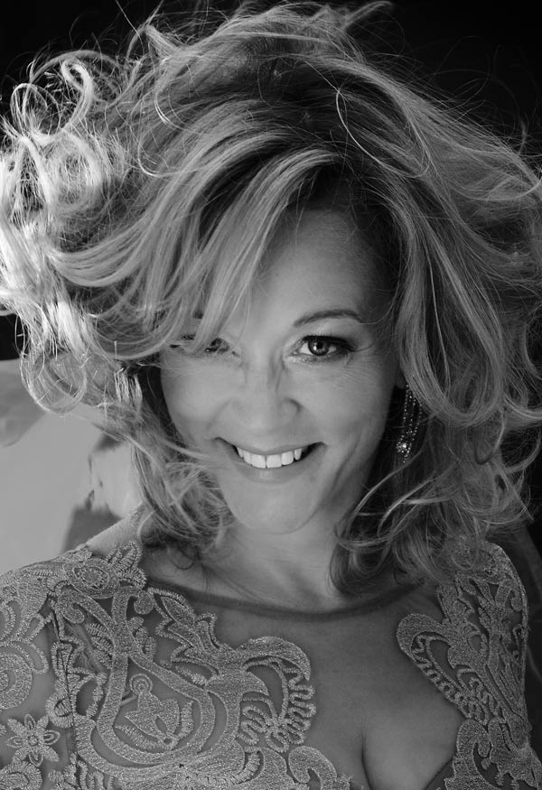 Über Ines Verena Haas ☆ Sängerin, Sprecherin, Vocal Coach